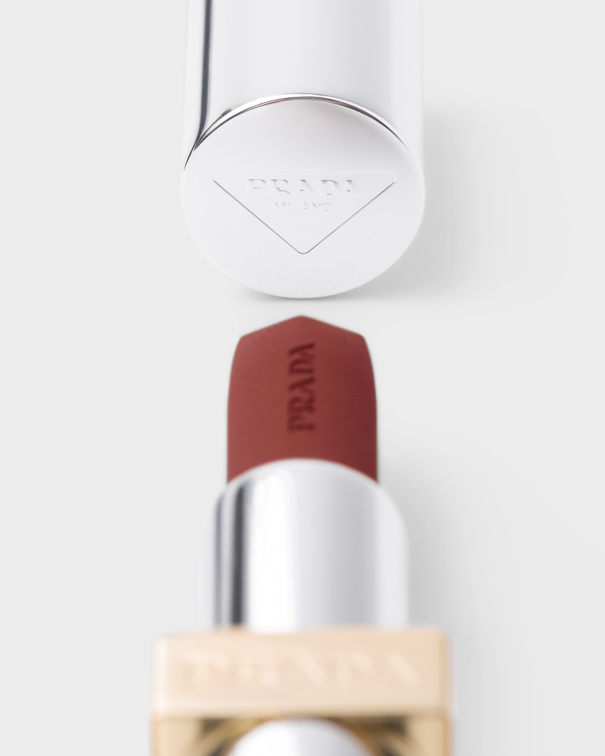 B03 Mahogany マホガニー Prada Monochrome Hyper Matte Lipstick - B03 - Mahogany | PRADA