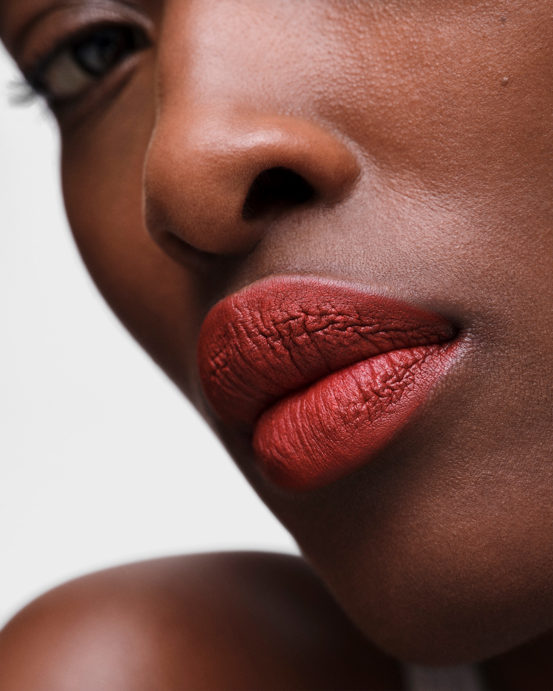 O76 Amber アンバー Prada Monochrome Hyper Matte Lipstick - O76 - Amber | PRADA