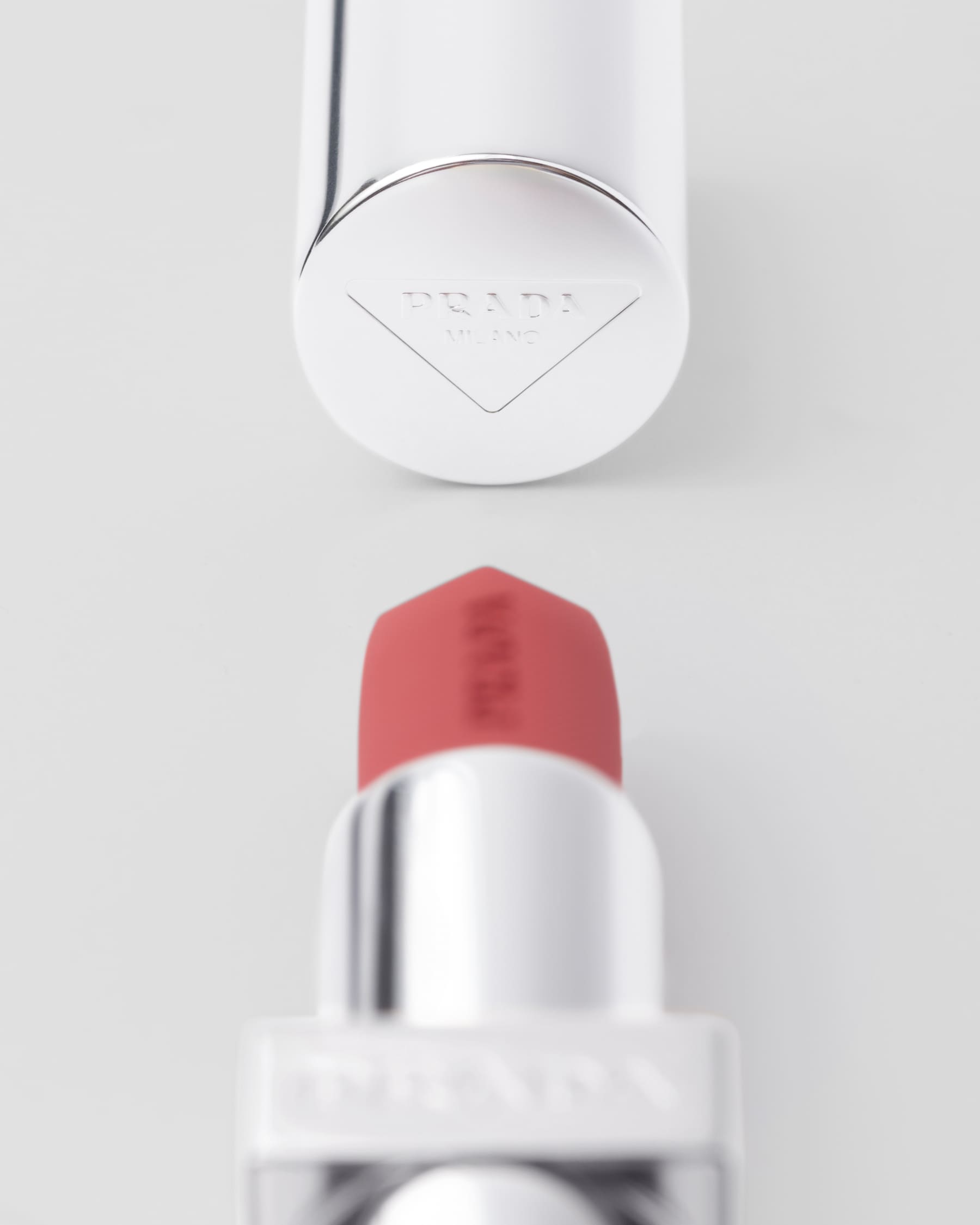 B102 - 雾杏棕 普拉达至色叠塑轻盈唇膏 - B102 - 雾杏棕 | PRADA