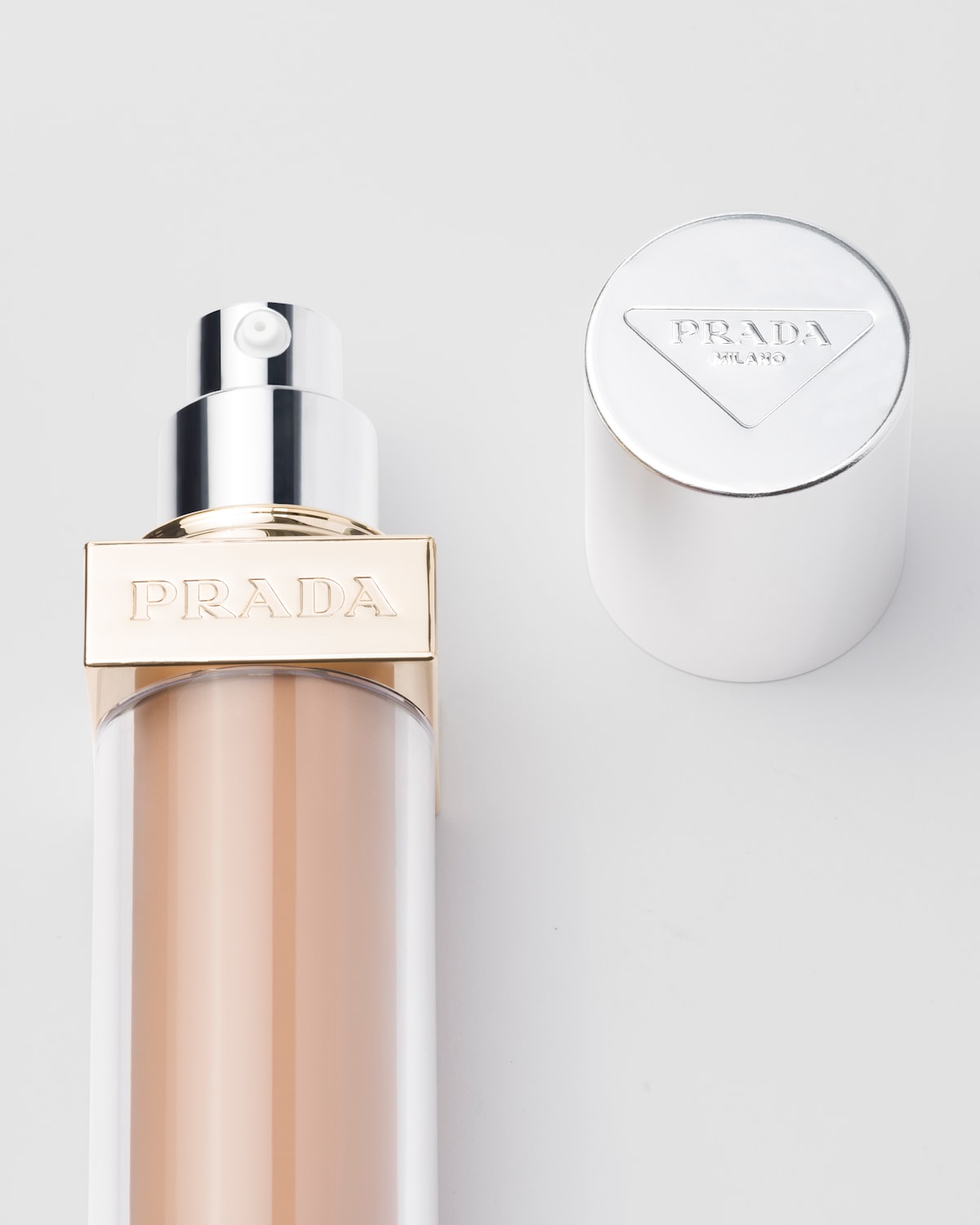 Mw55 - Medium Warm Prada Reveal Skin Optimizing Foundation | PRADA