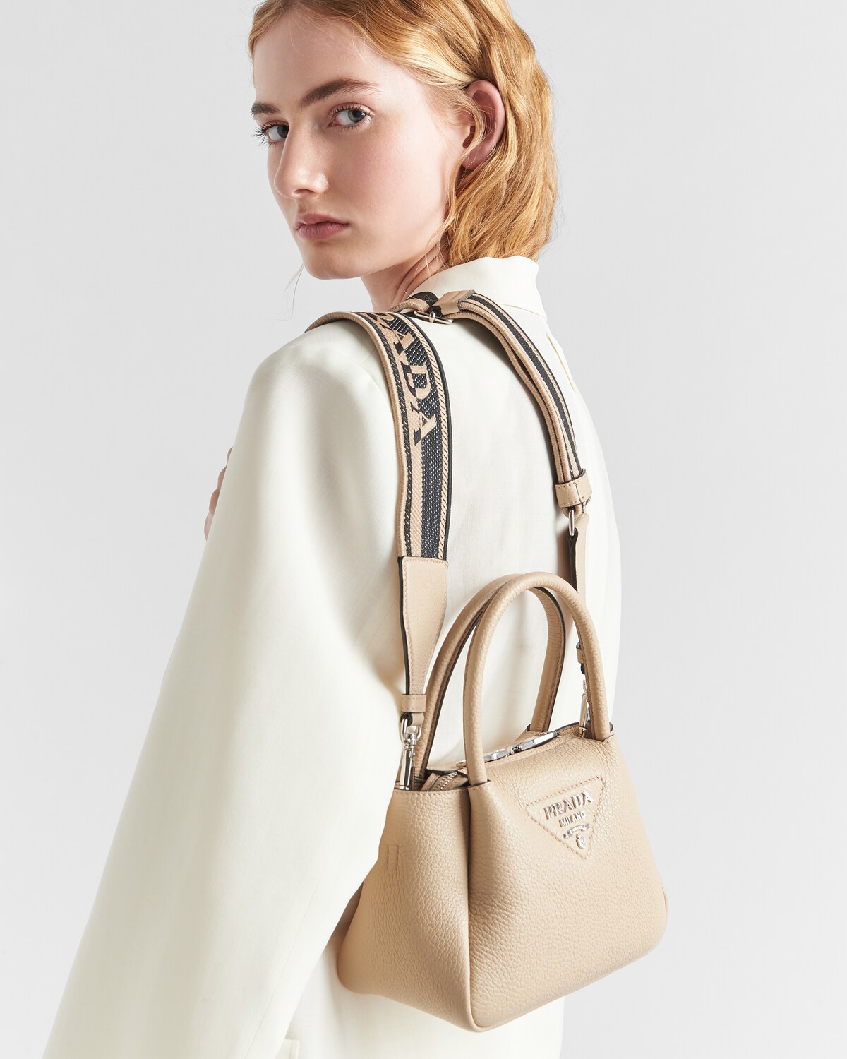 지퍼 클로저 가죽 미니 핸드백 샌드 | PRADA