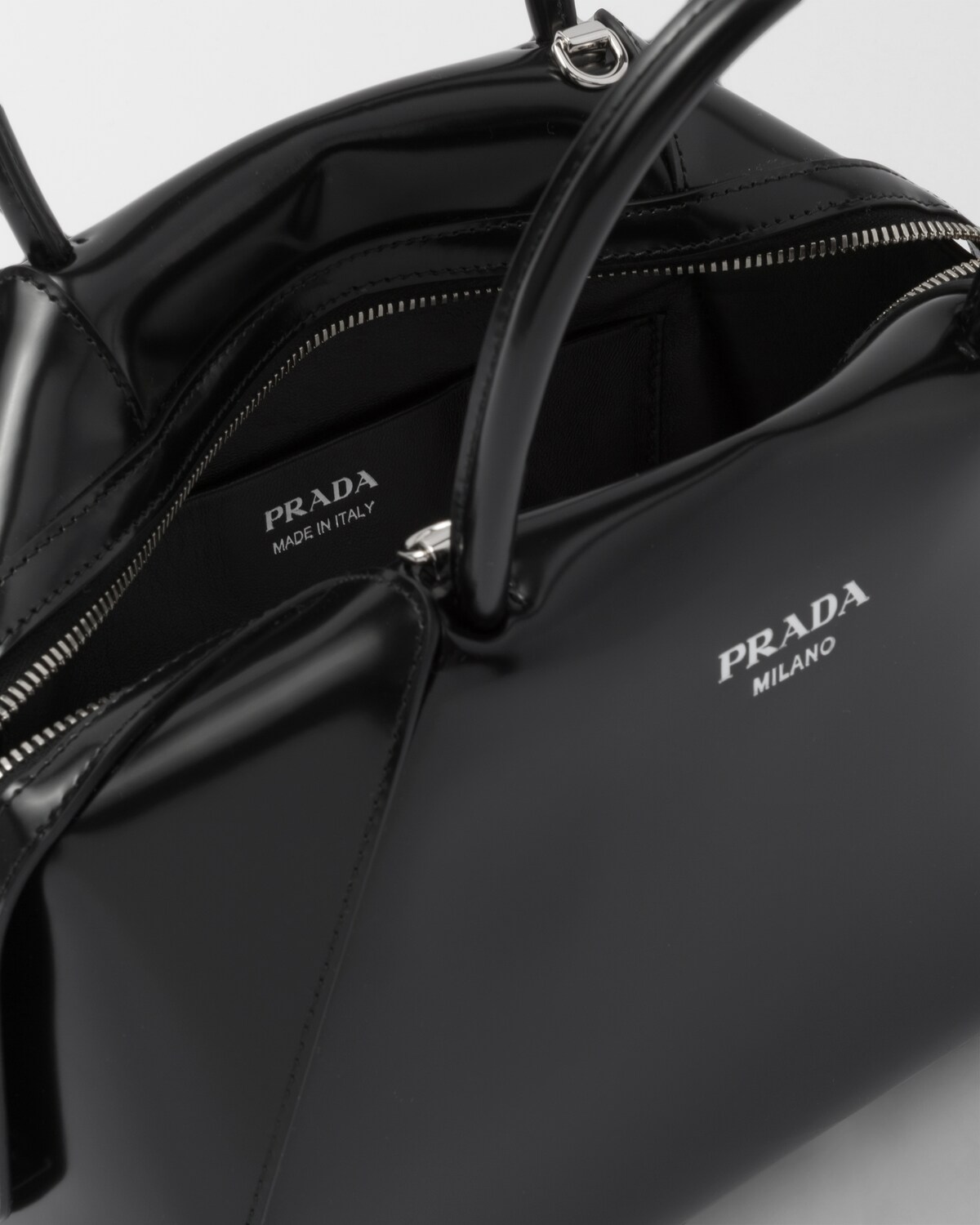 กระเป๋าถือหนังขัด Prada Supernova ขนาดเล็ก ดำ | PRADA