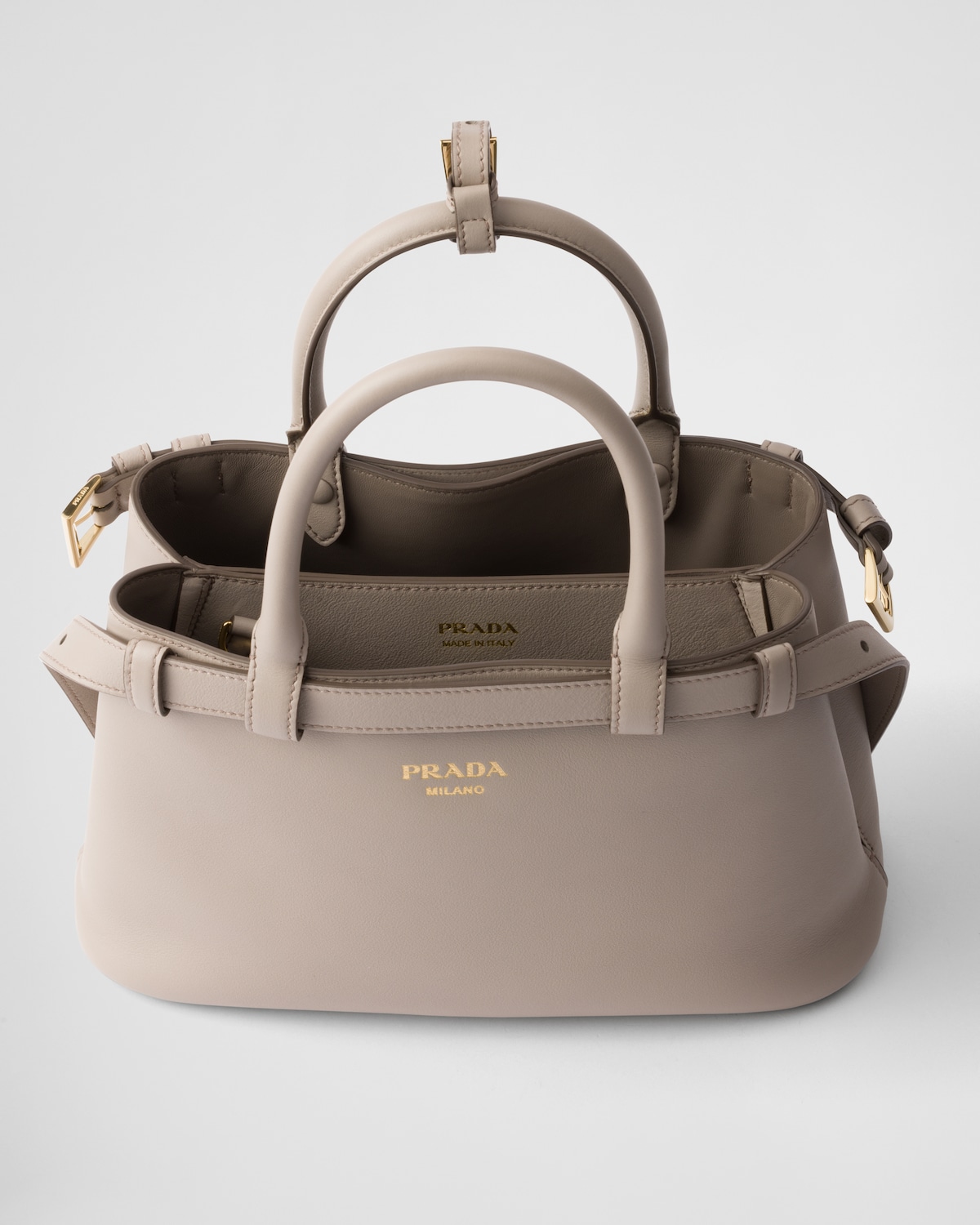 ライトグレー プラダ バックル ダブルベルト付 スモール ソフトグレインレザー ハンドバッグ | PRADA