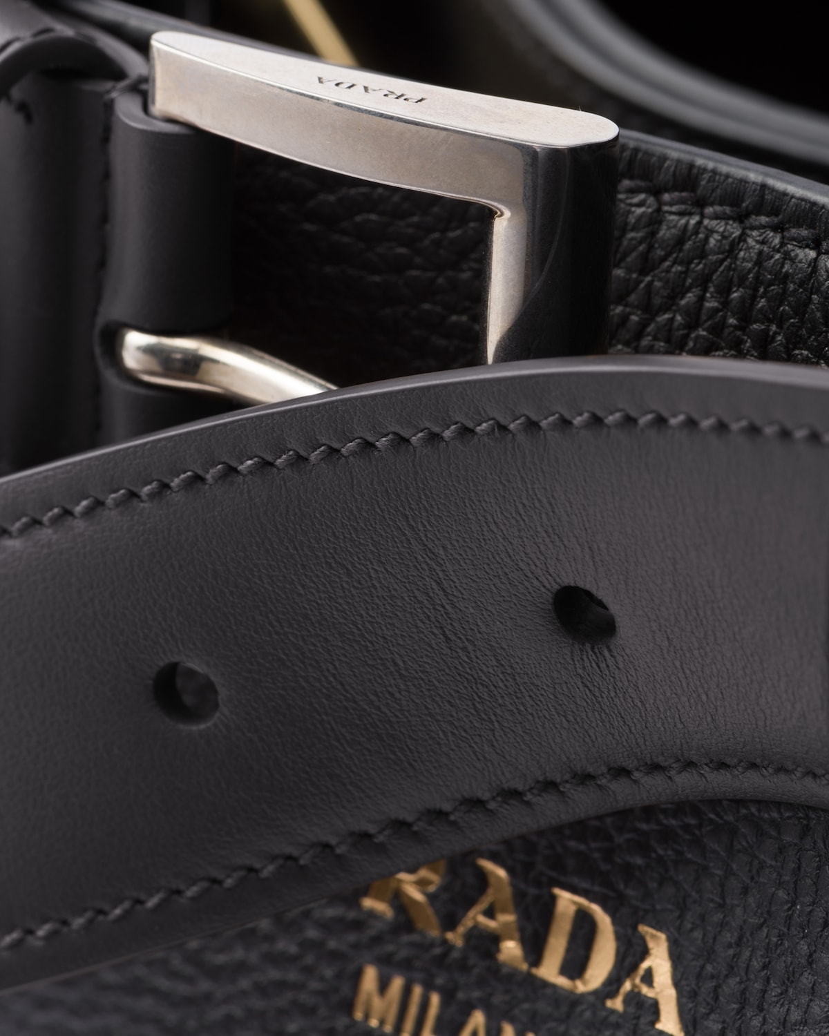 黑色 Prada Buckle小号皮革束带手袋 | PRADA