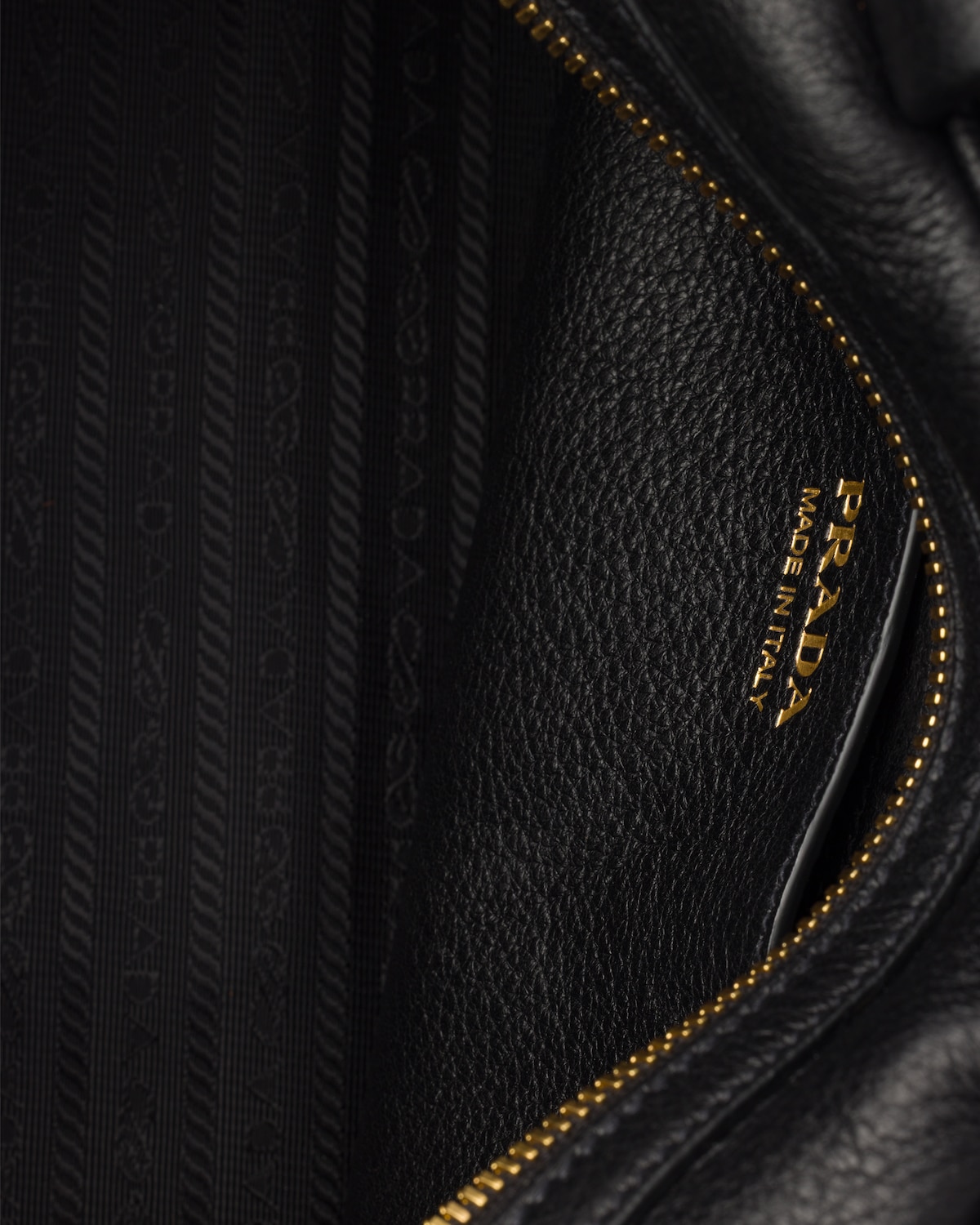 ブラック ラージ レザー トップハンドルバッグ | PRADA