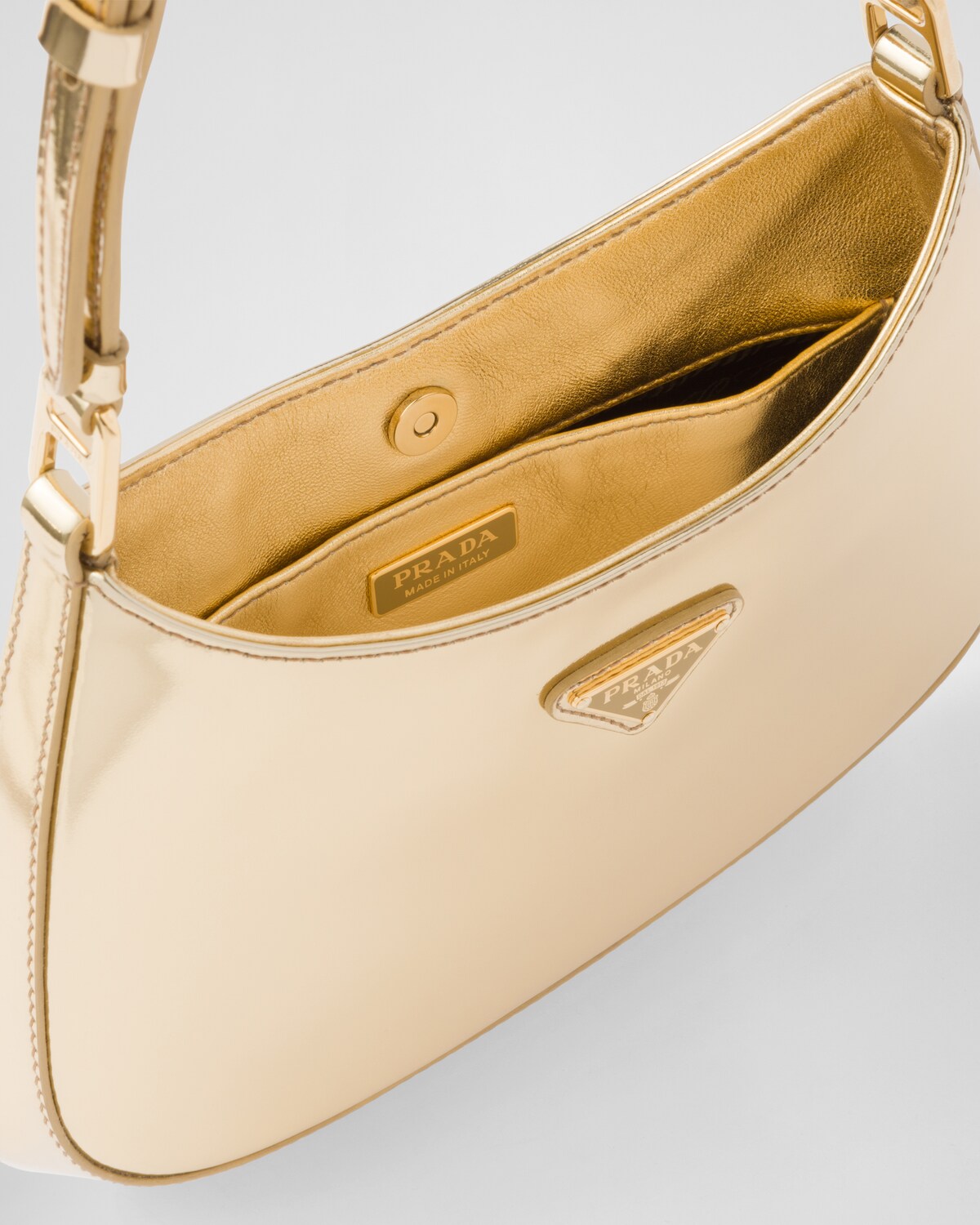 กระเป๋าสะพายบ่าหนังขัดเงา Prada Cleo แพลตินัม | PRADA