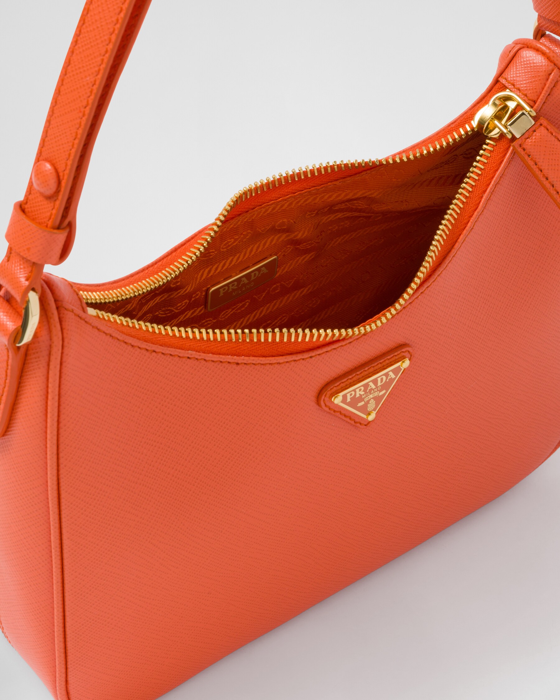 กระเป๋ามินิหนัง Prada Re-edition Saffiano ส้ม | PRADA