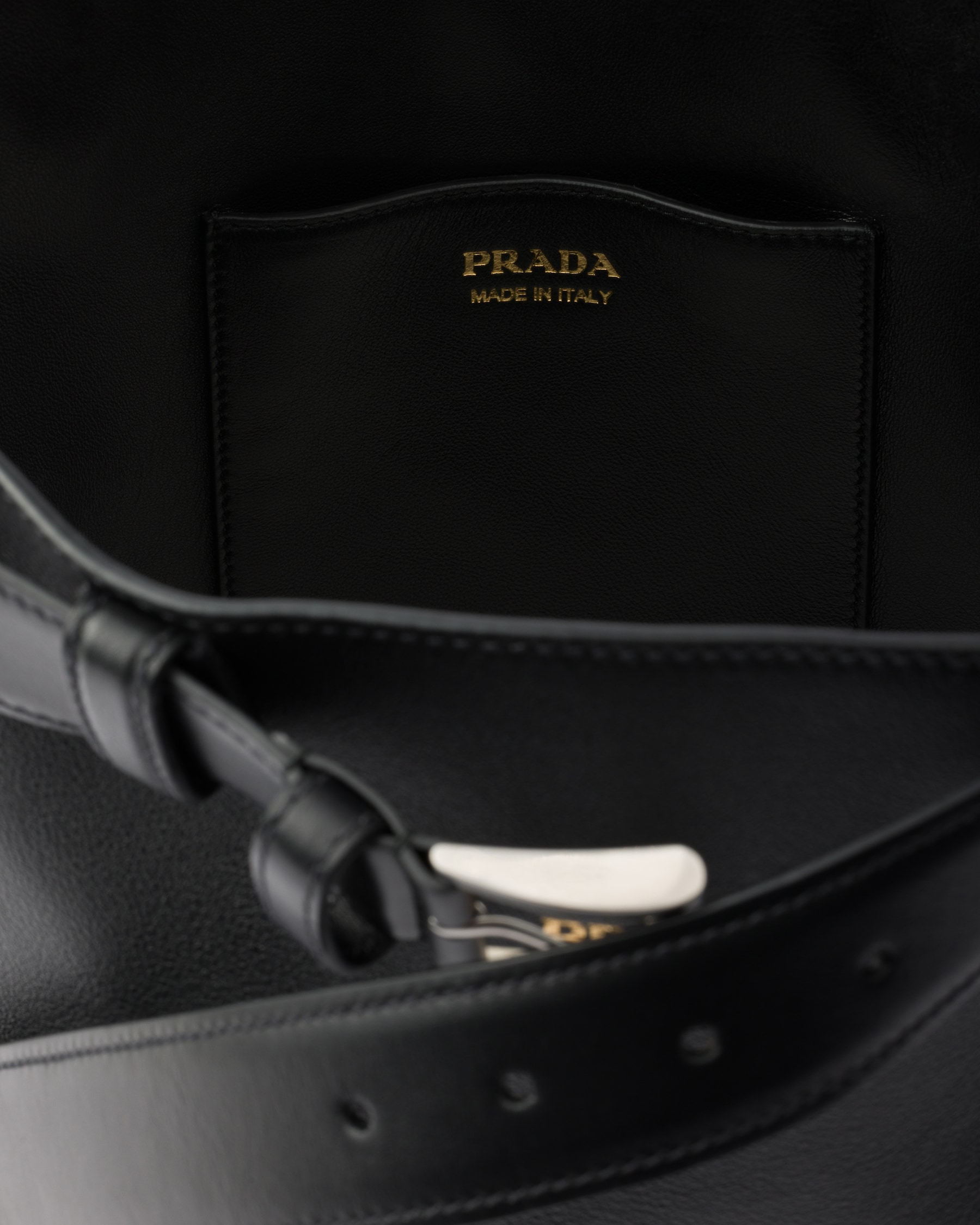 黑色 Prada Buckle皮革水桶包，配系带 | PRADA