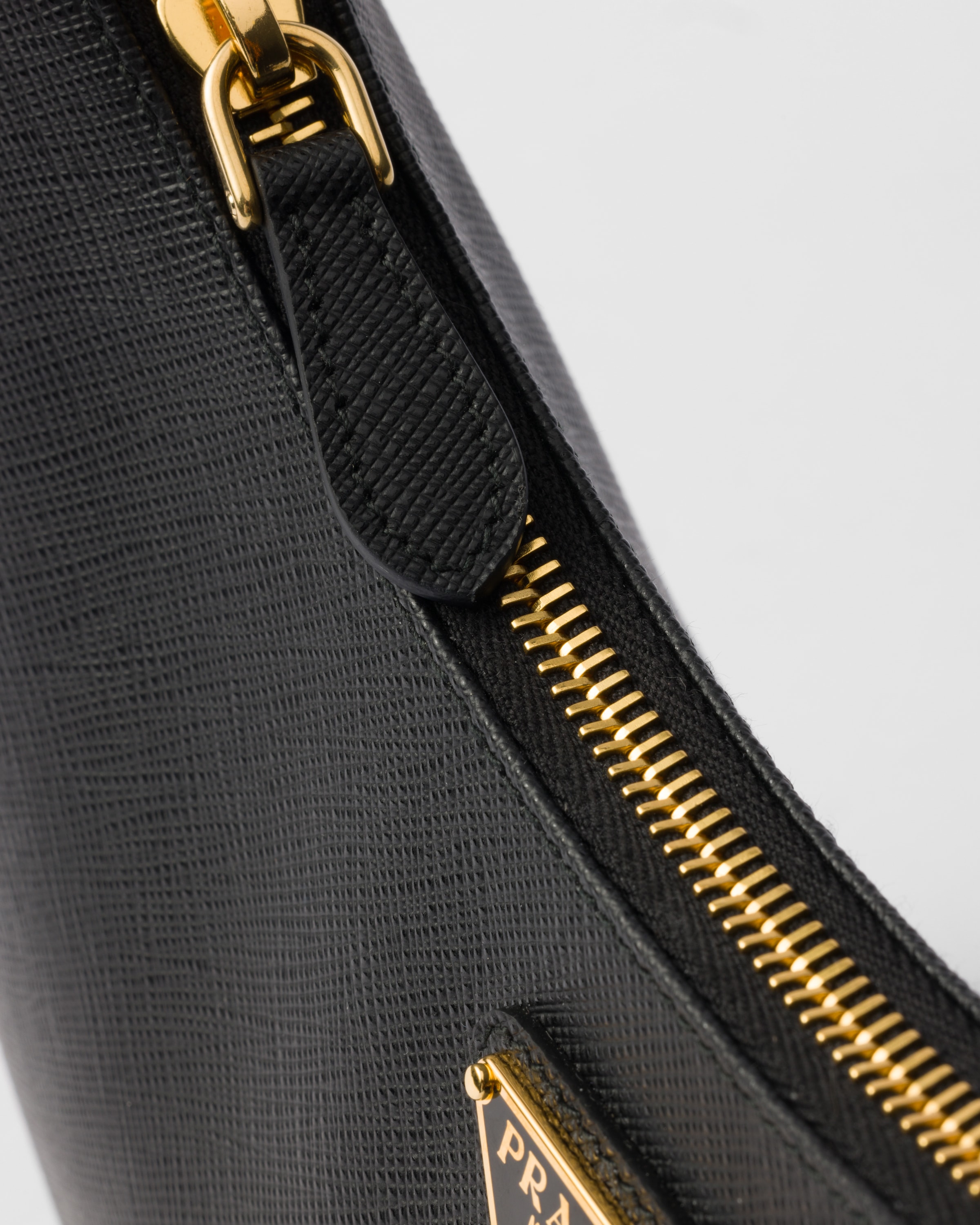 Bolsa Em Couro Saffiano Prada Re-edition 2005 Preto | PRADA