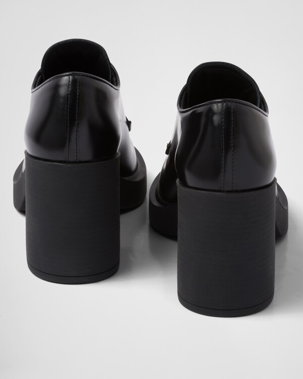 Chaussures à Lacets Et Talon En Cuir Brossé Noir | PRADA