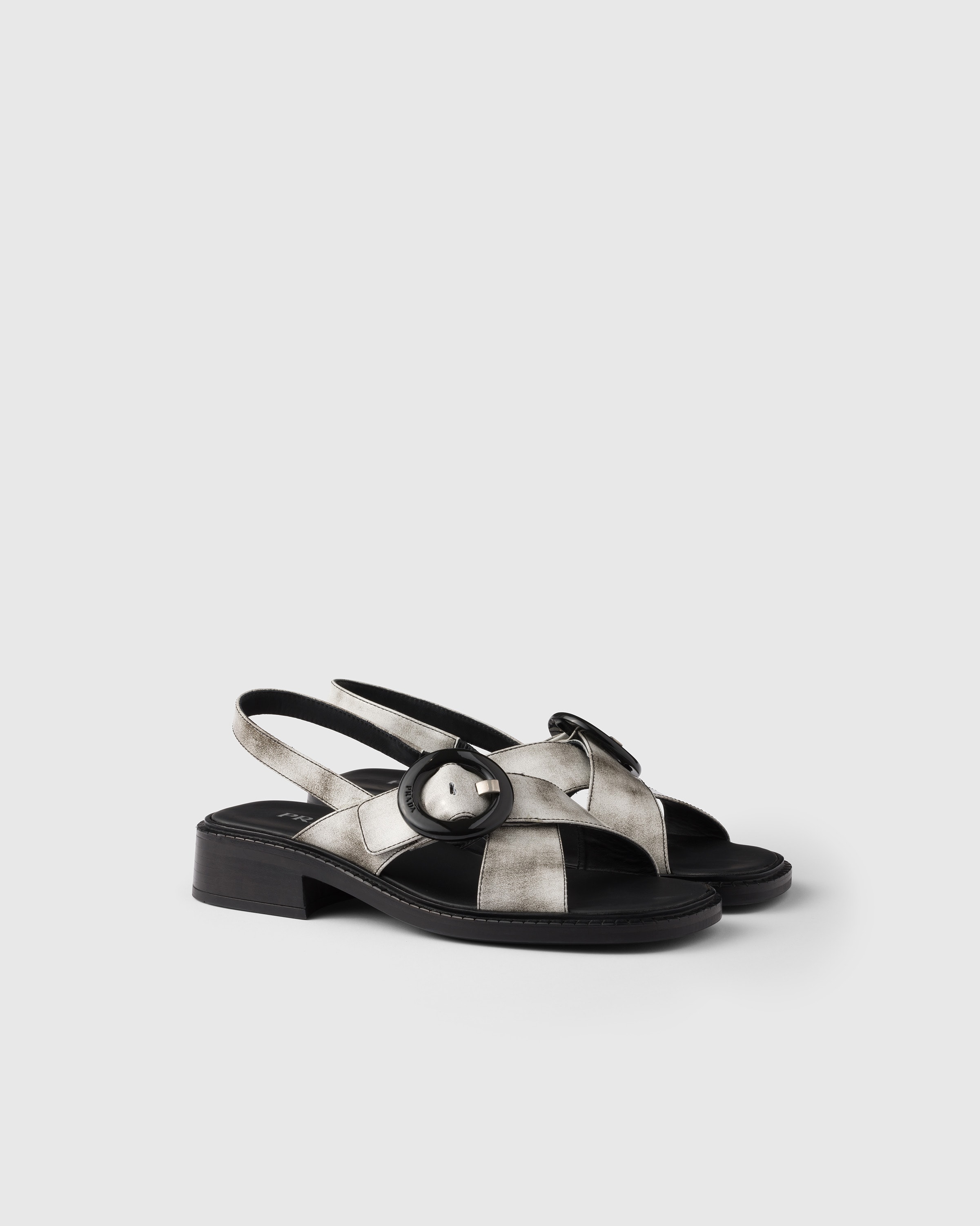 ホワイト バックル付 ブラッシュドレザー サンダル | PRADA ホワイト バックル付 ブラッシュドレザー サンダル | PRADA