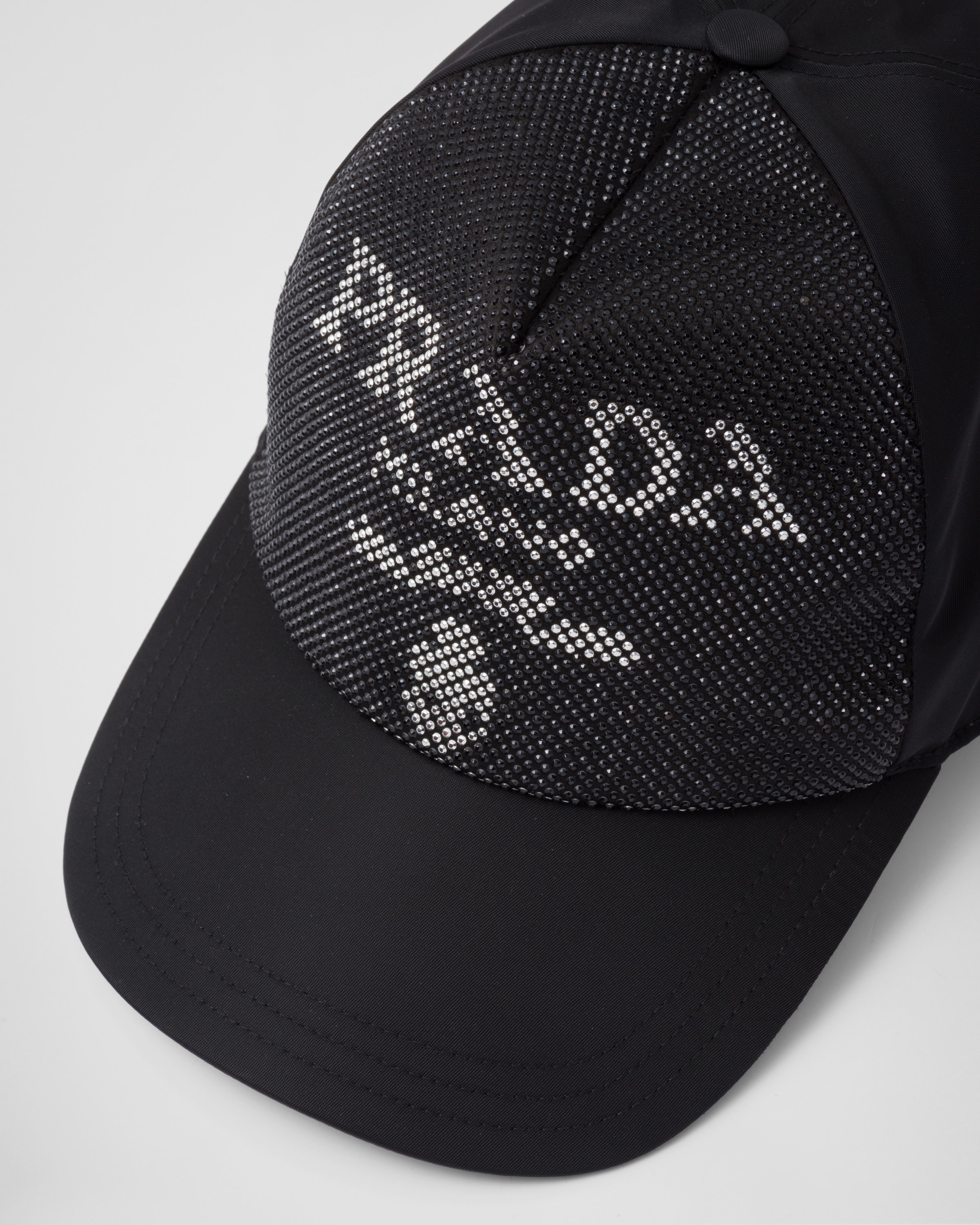 Cappello da baseball in Re-Nylon con borchie Nero | Prada