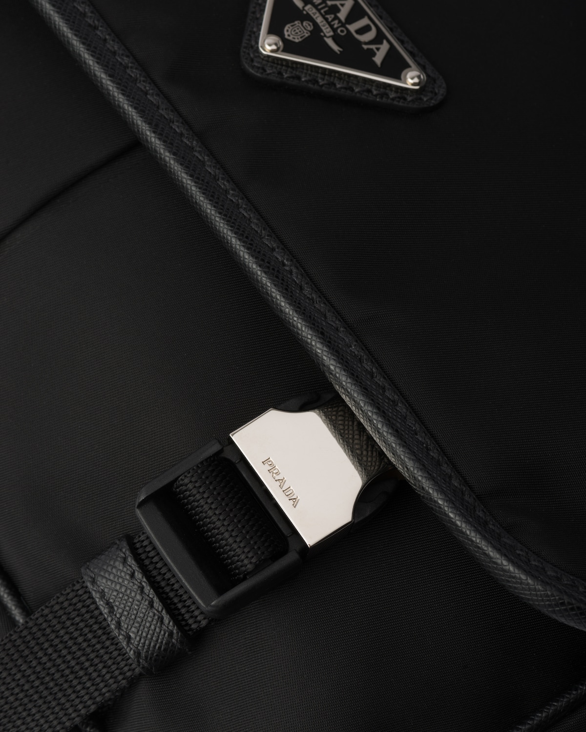 ブラック Re-nylon Xサフィアーノレザー ショルダーバッグ | PRADA