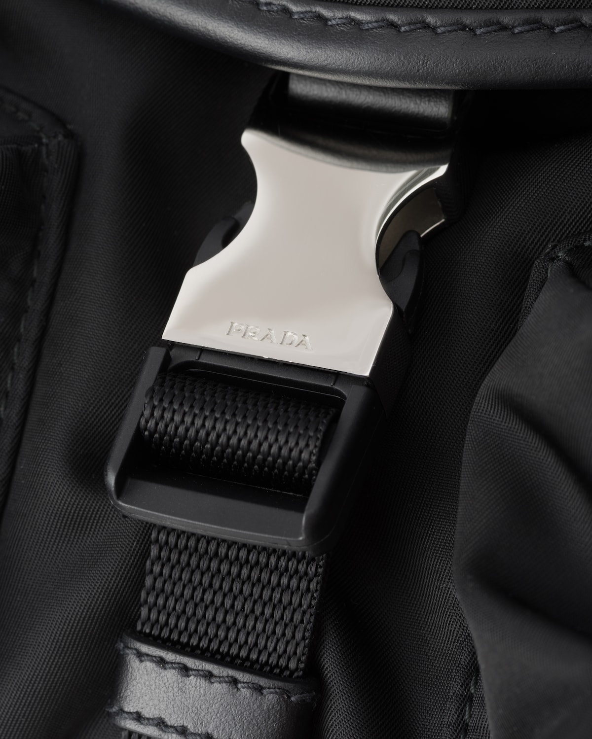 Re-nylon 及皮革肩背袋 黑色 | PRADA