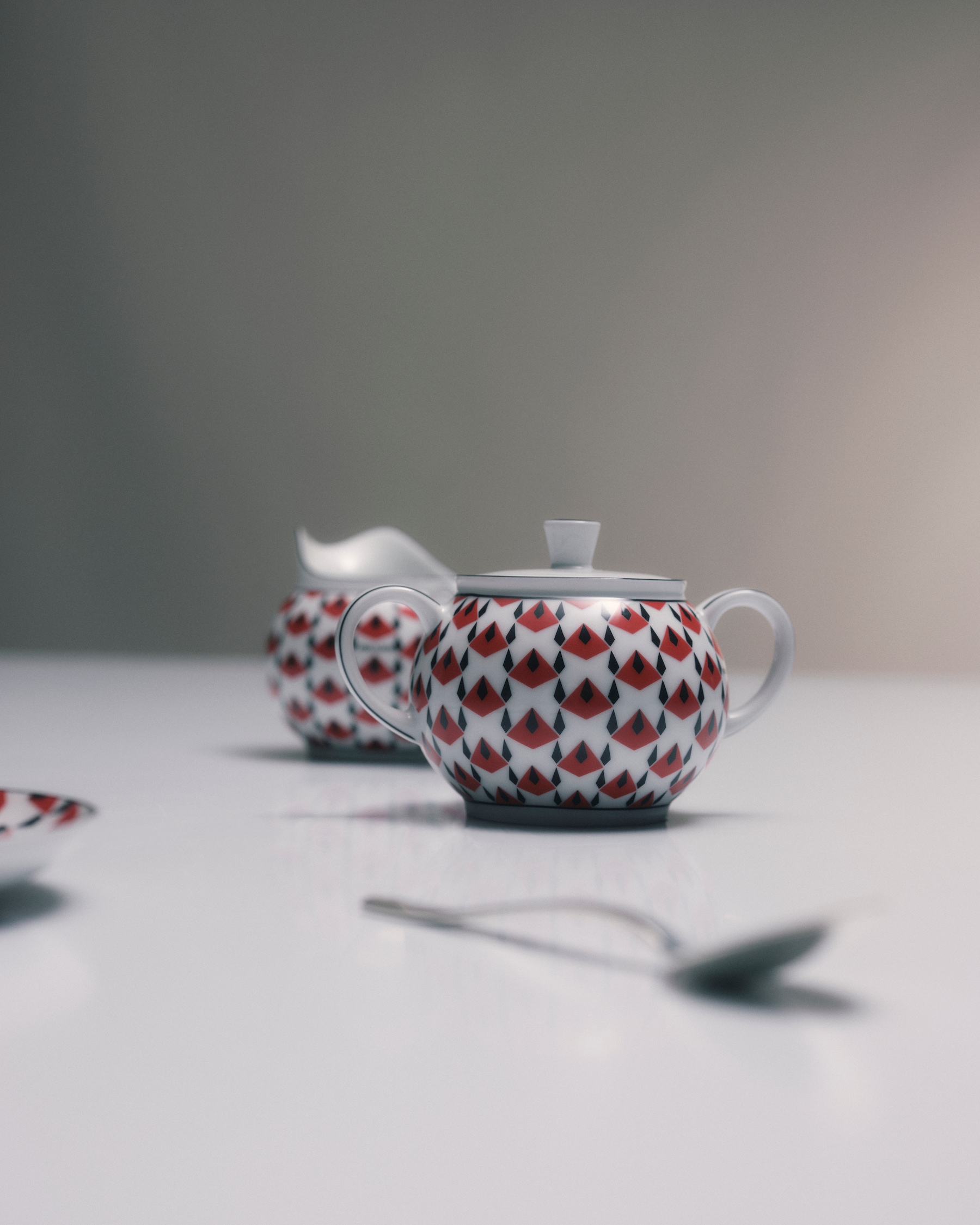 Black/red Porcelain Milk Jug And Sugar Bowl Set - Vienna Red | PRADA