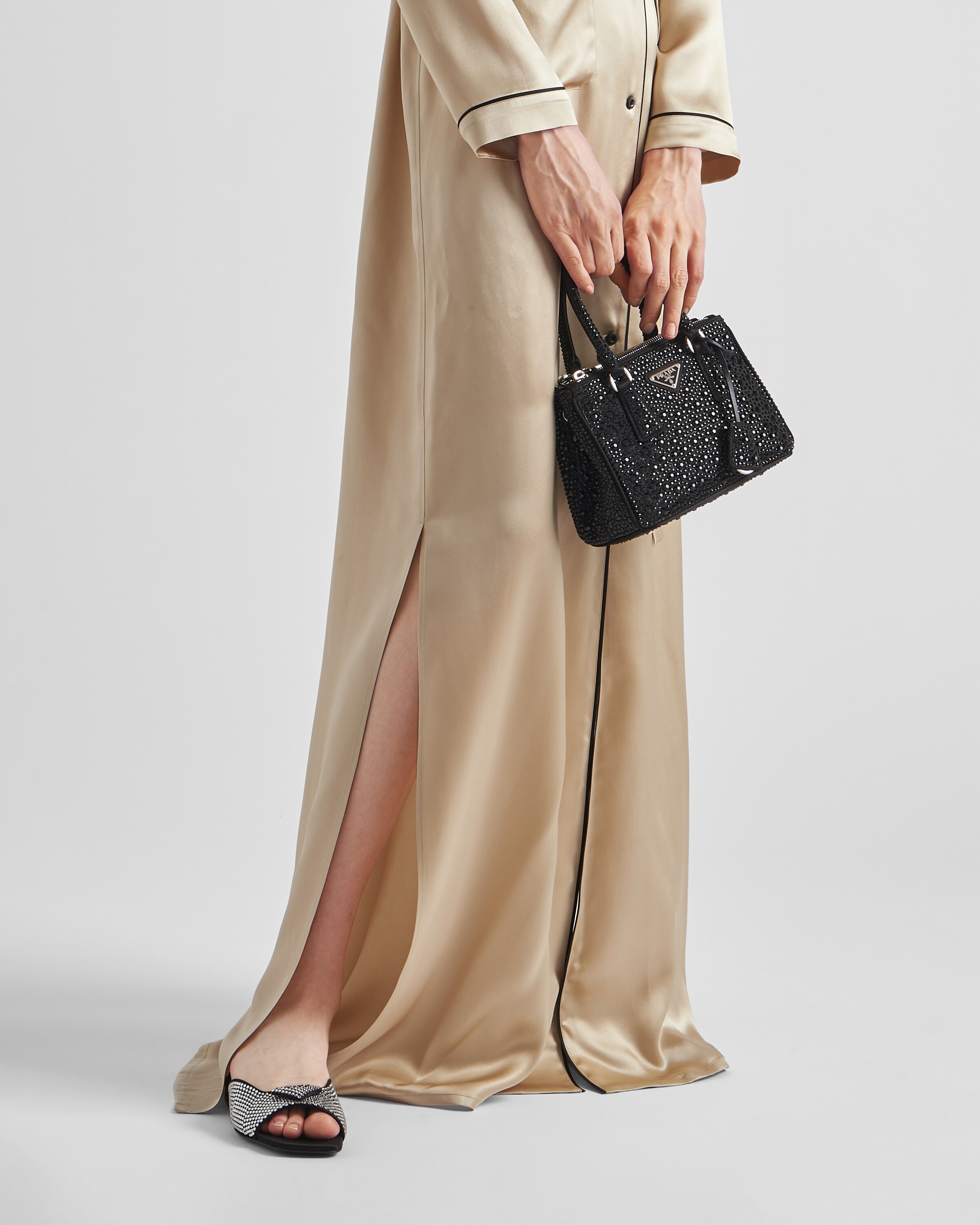 فستان طويل من قماش كريب ساتان بيج صحراوي | Prada