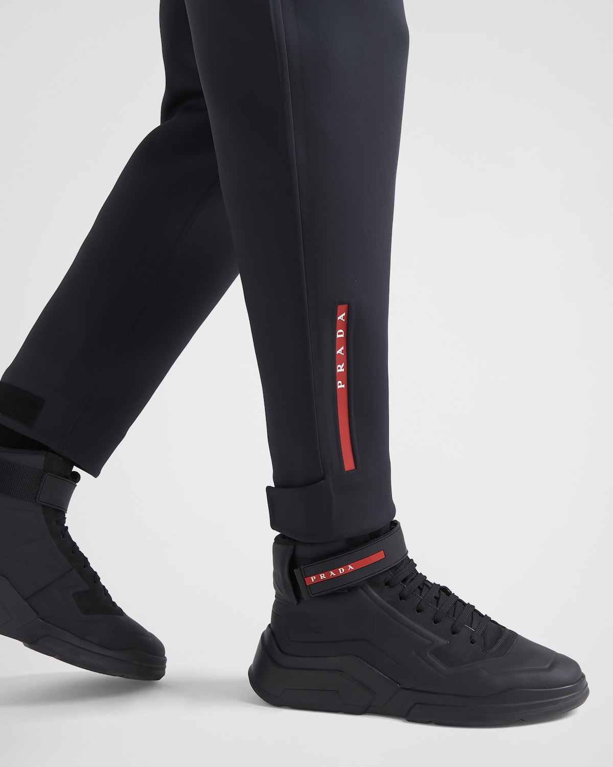 Jogging En Tissu Technique à Coutures Thermosoudées Noir | PRADA