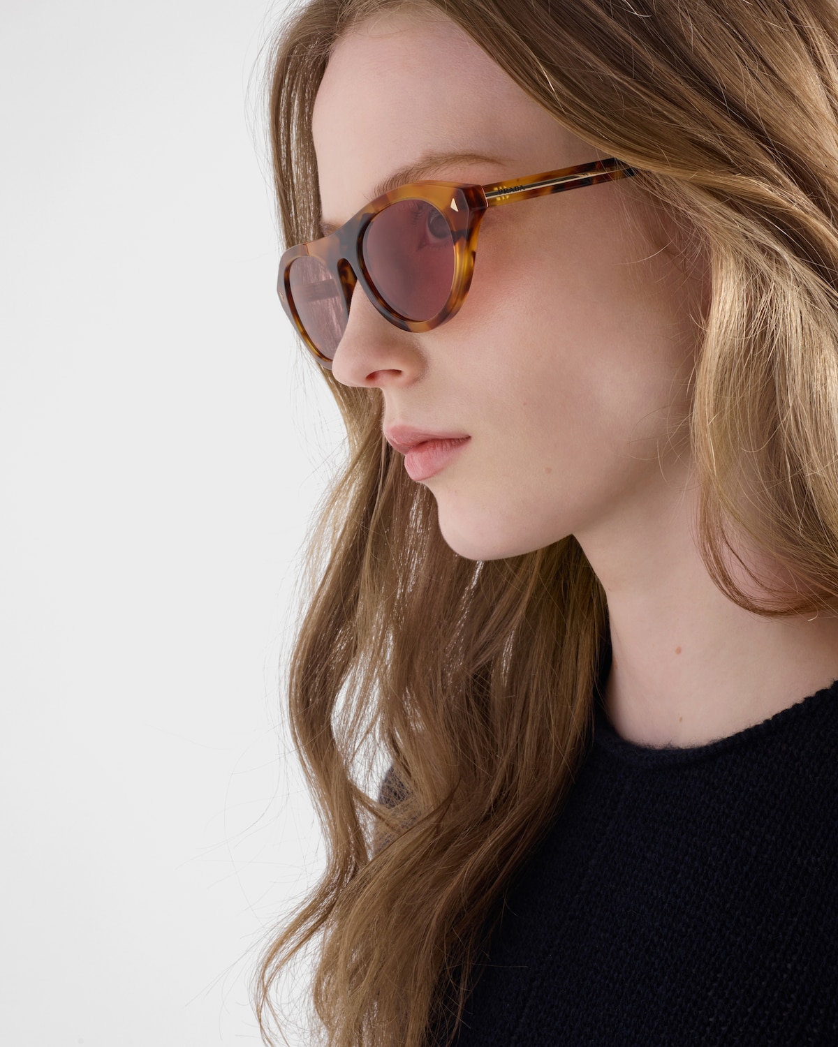 Fuchsia Lenses Prada Sunglasses With The Iconic Metal Plaque | PRADA